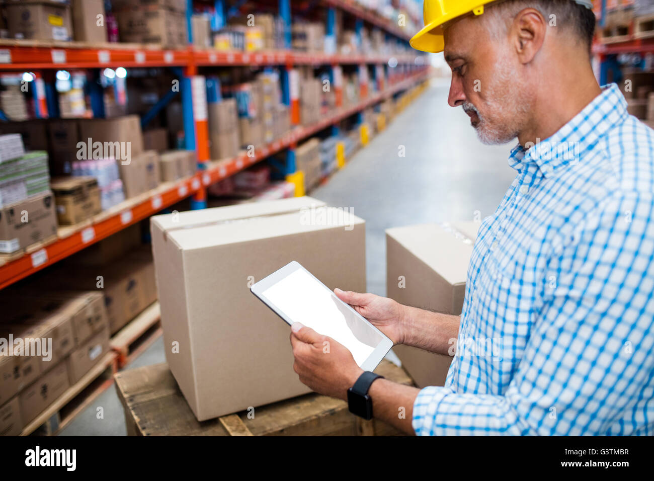Warehouse worker checking his list on clipboard Stock Photo - Alamy