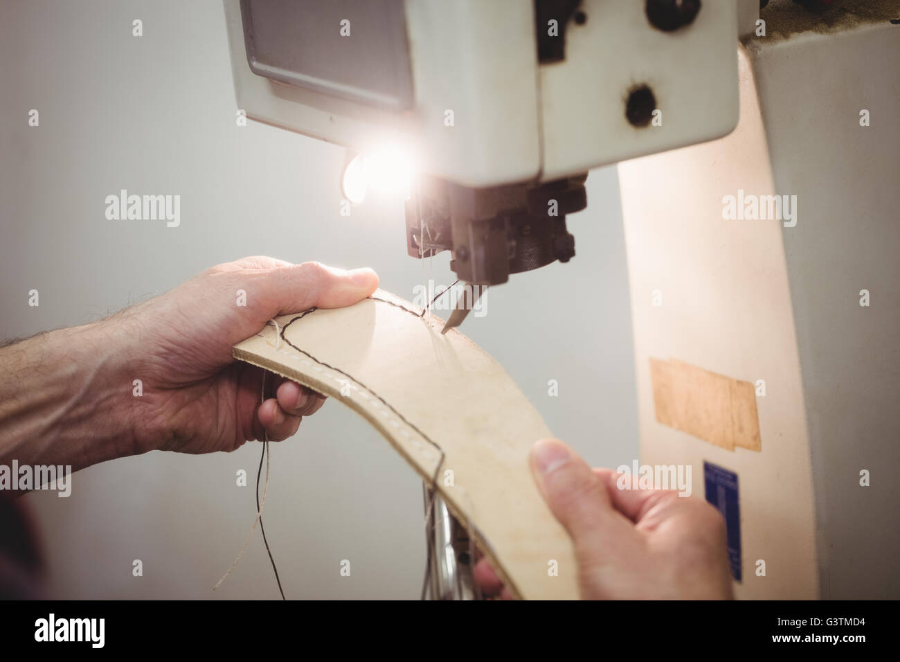 Hands sewing machine hi-res stock photography and images - Alamy