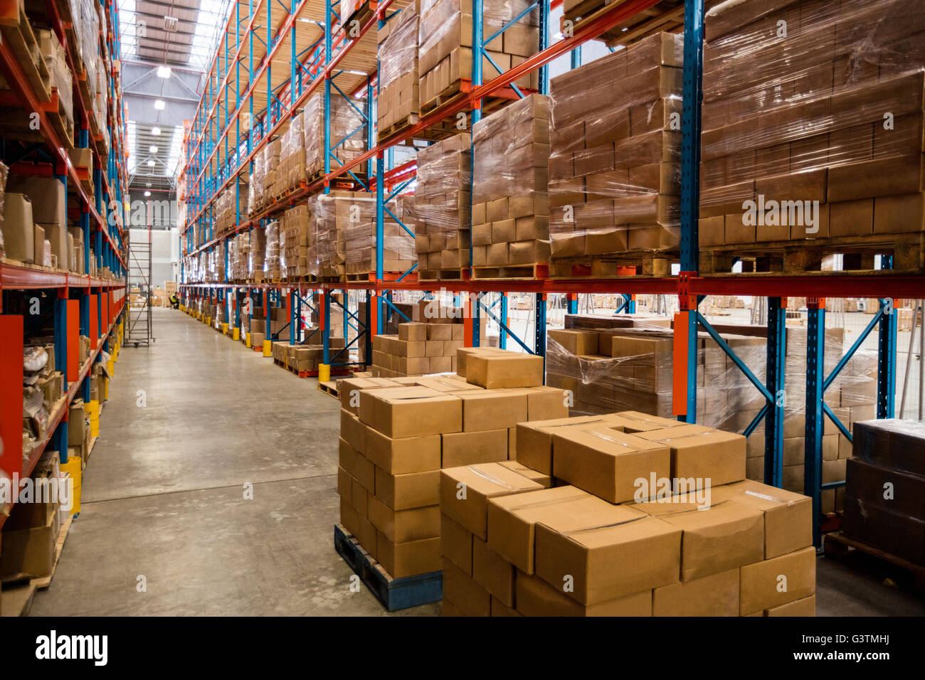 Empty pallets hi-res stock photography and images - Alamy