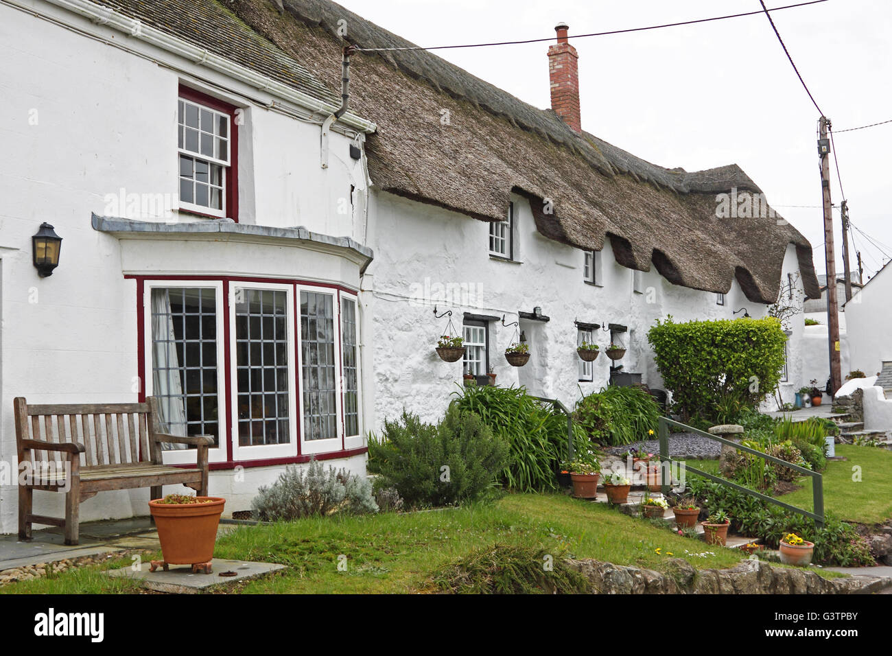 Cottages with hanging basket hi-res stock photography and images - Alamy