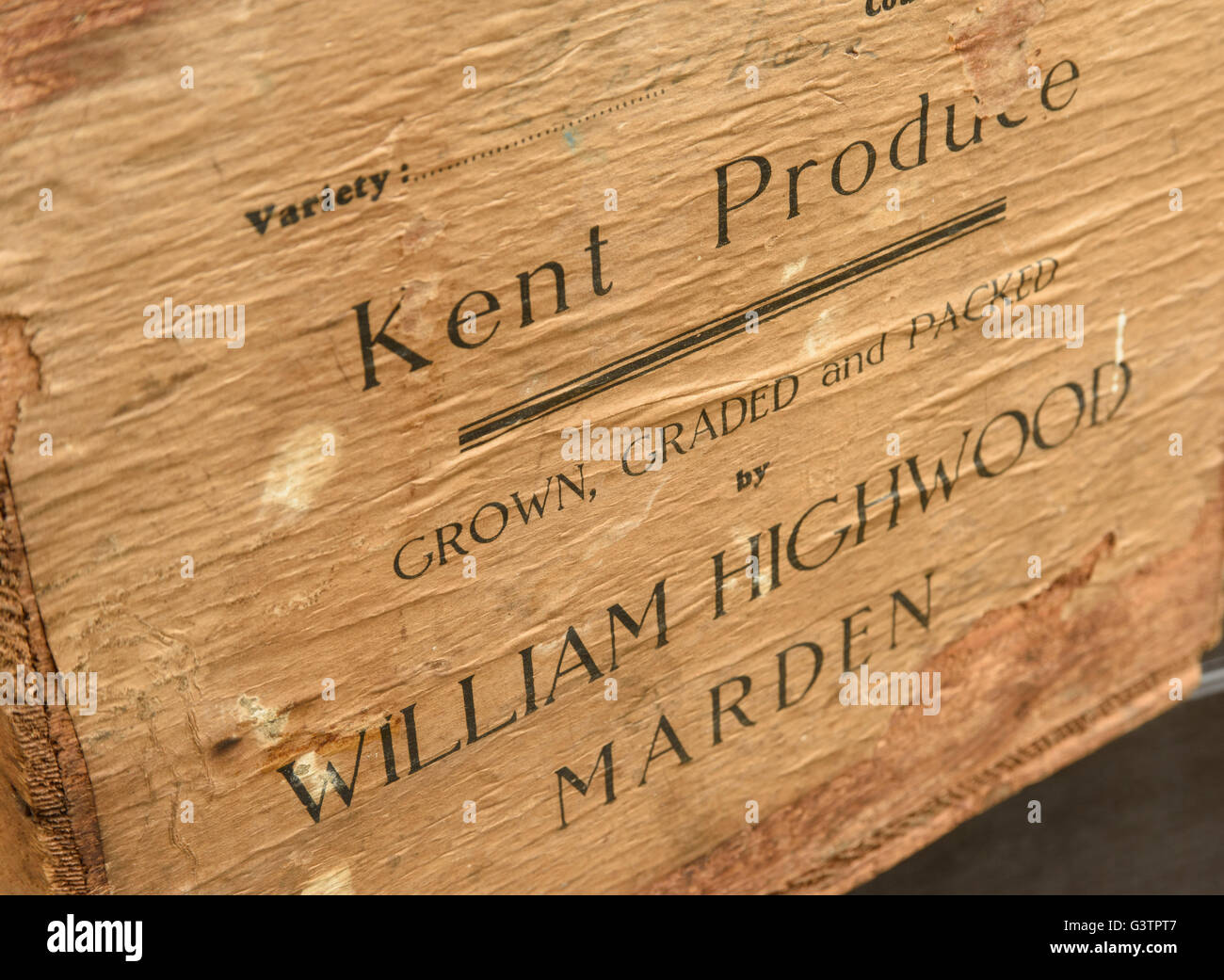 Old apple crate hi-res stock photography and images - Alamy