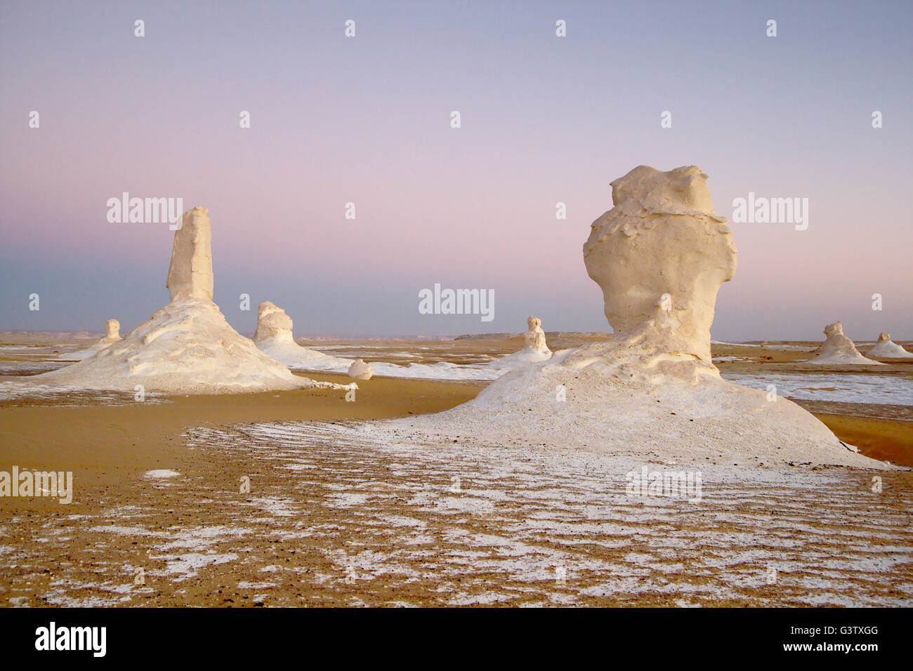 Dawn, rock formation in the White Desert, Egypt Stock Photo - Alamy