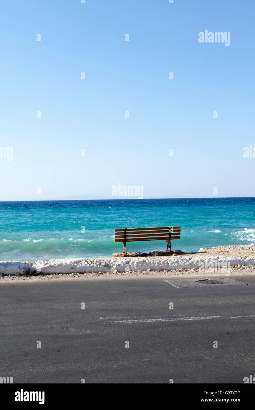 Rustic countryside bench hi-res stock photography and images - Alamy