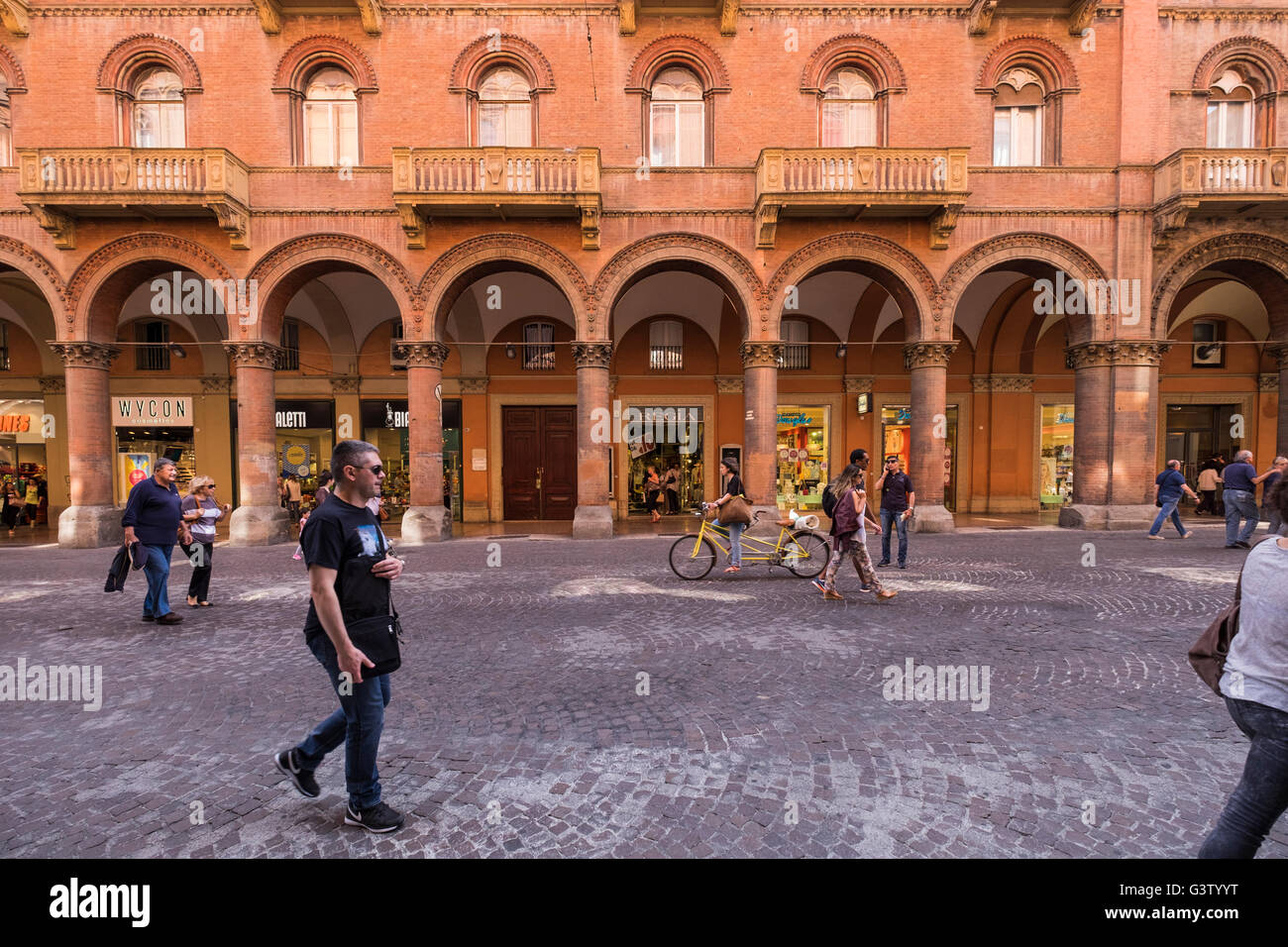 Pedestrianised zone for shoppers hi-res stock photography and images ...
