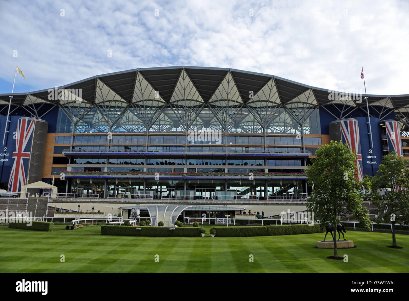 General view of the grandstand at royal ascot racecourse hi-res stock ...