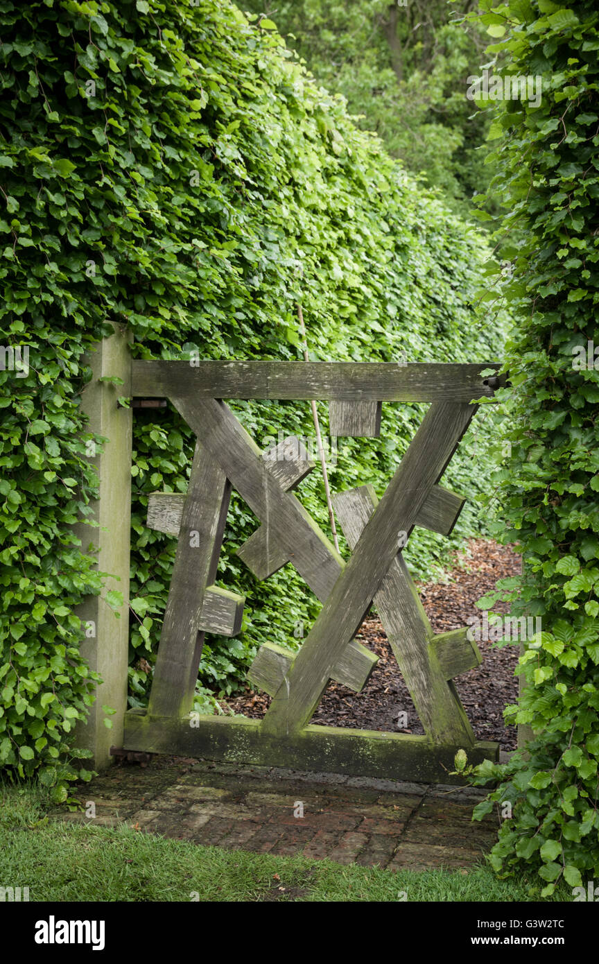 Garden hedge gate hi-res stock photography and images - Alamy