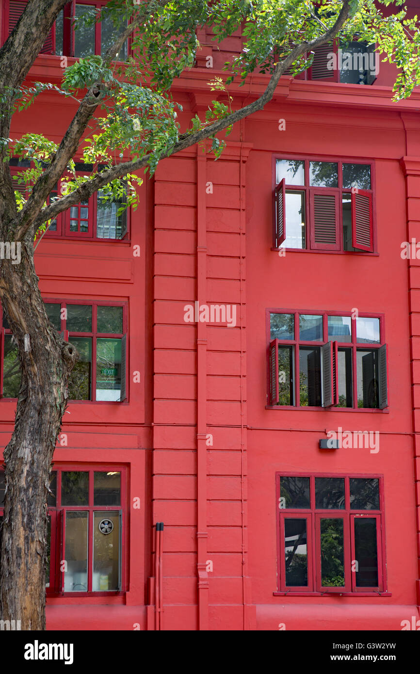 Singapore old style red painted building Stock Photo - Alamy