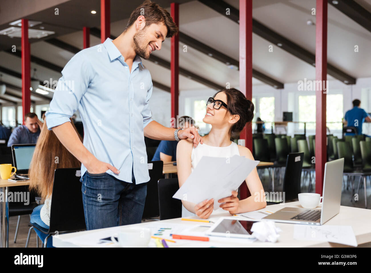 Two people working together group hi-res stock photography and images ...