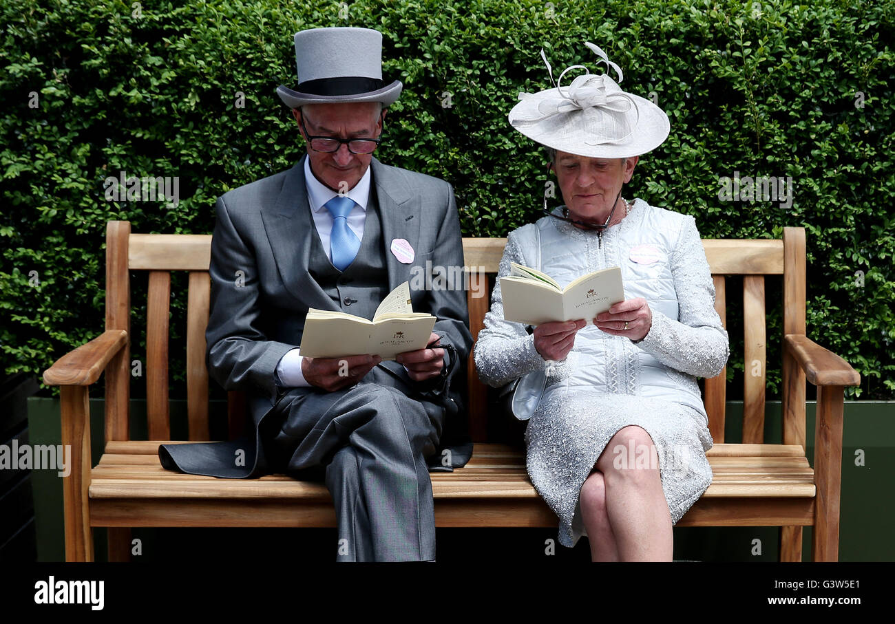Royal ascot racegoers racing card hi-res stock photography and images ...