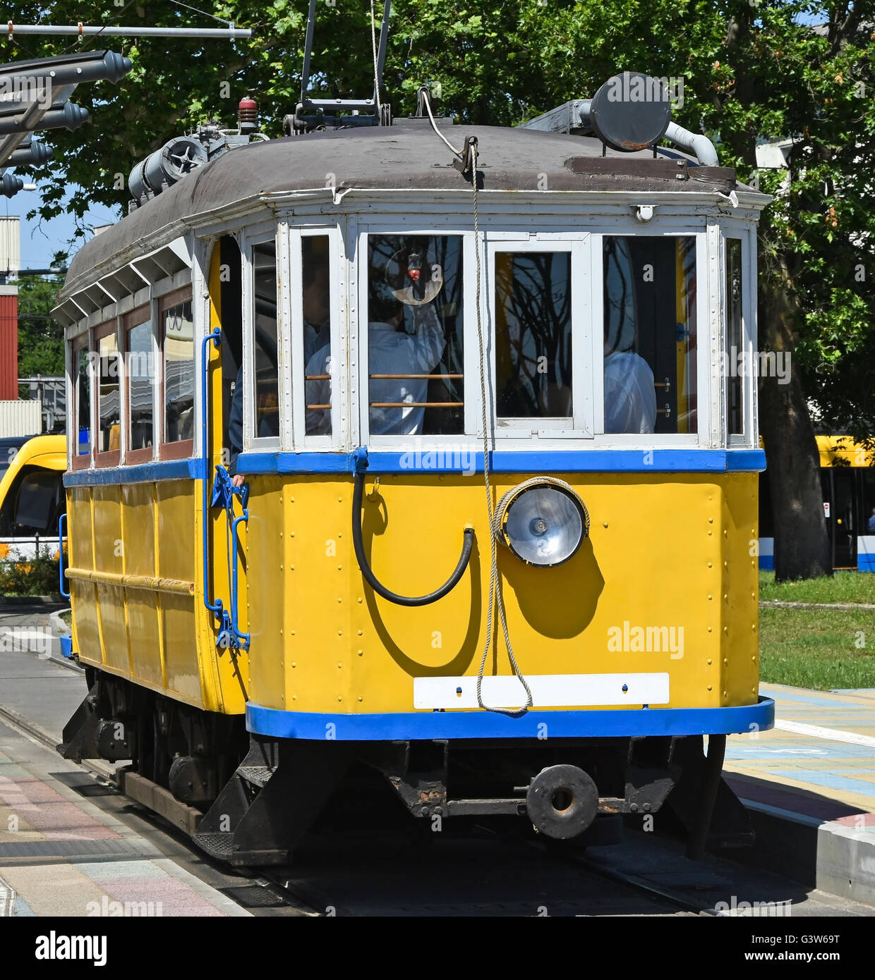Green and yellow streetcar hi-res stock photography and images - Alamy