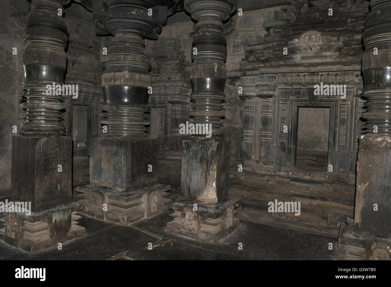 Huge carved black pillars, Parshvanatha, Basadi, Basadi Halli ...