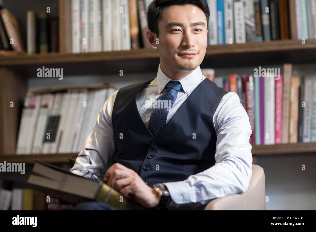 Self study man and bookshelf hi-res stock photography and images - Alamy