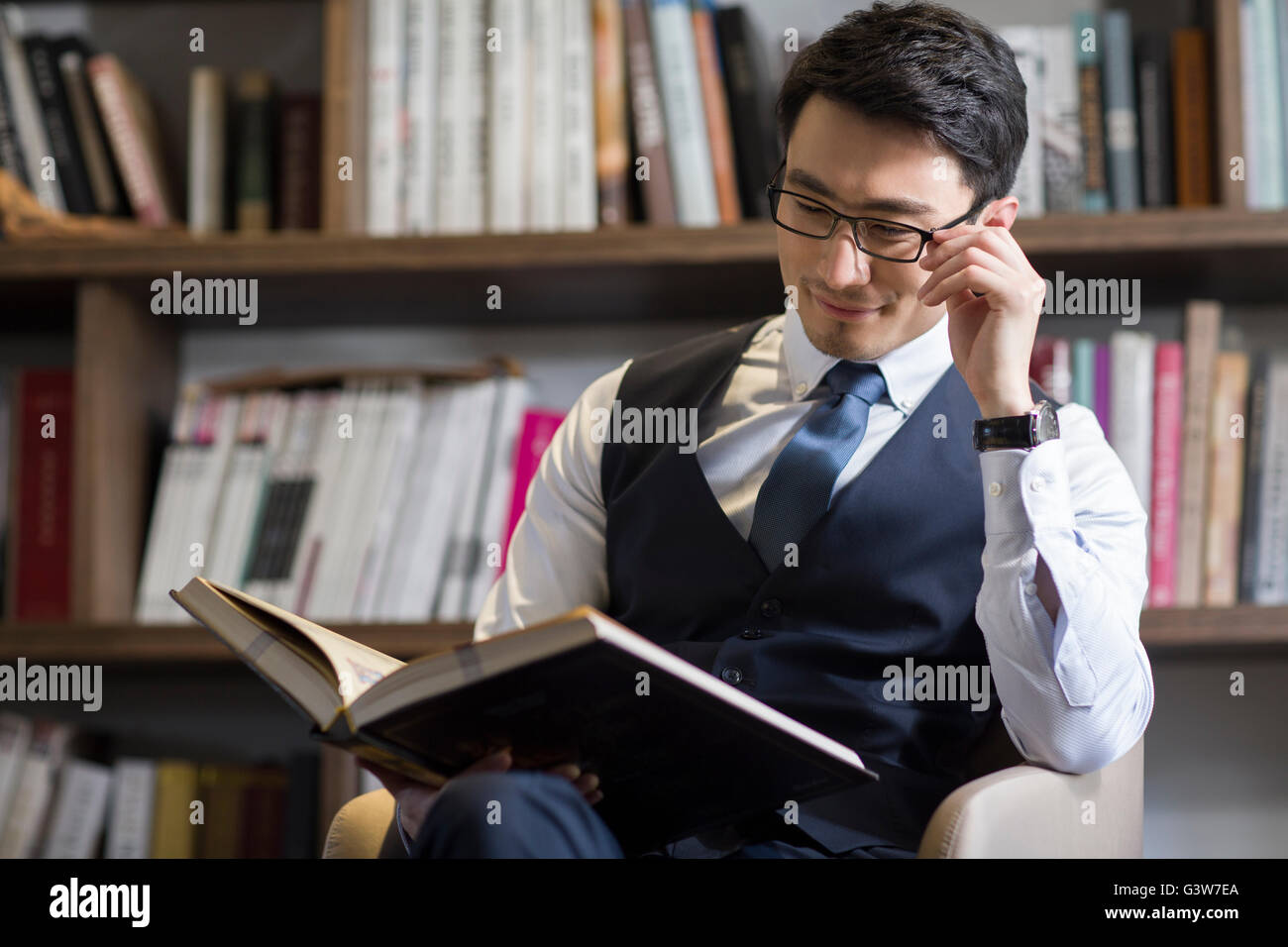 Self study man and bookshelf hi-res stock photography and images - Alamy