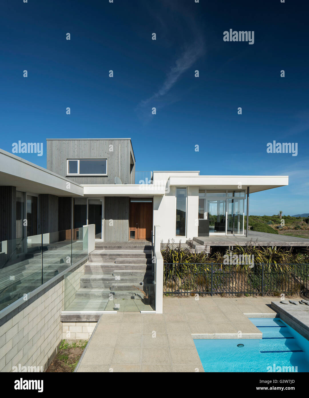 Side of house with pool and blue sky. Waikanae House, Peka Peka ...
