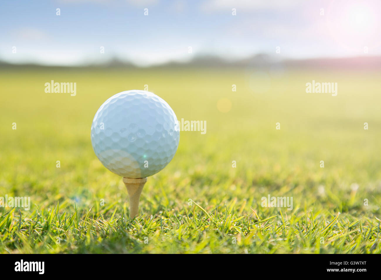 Golf ball and tee hi-res stock photography and images - Alamy