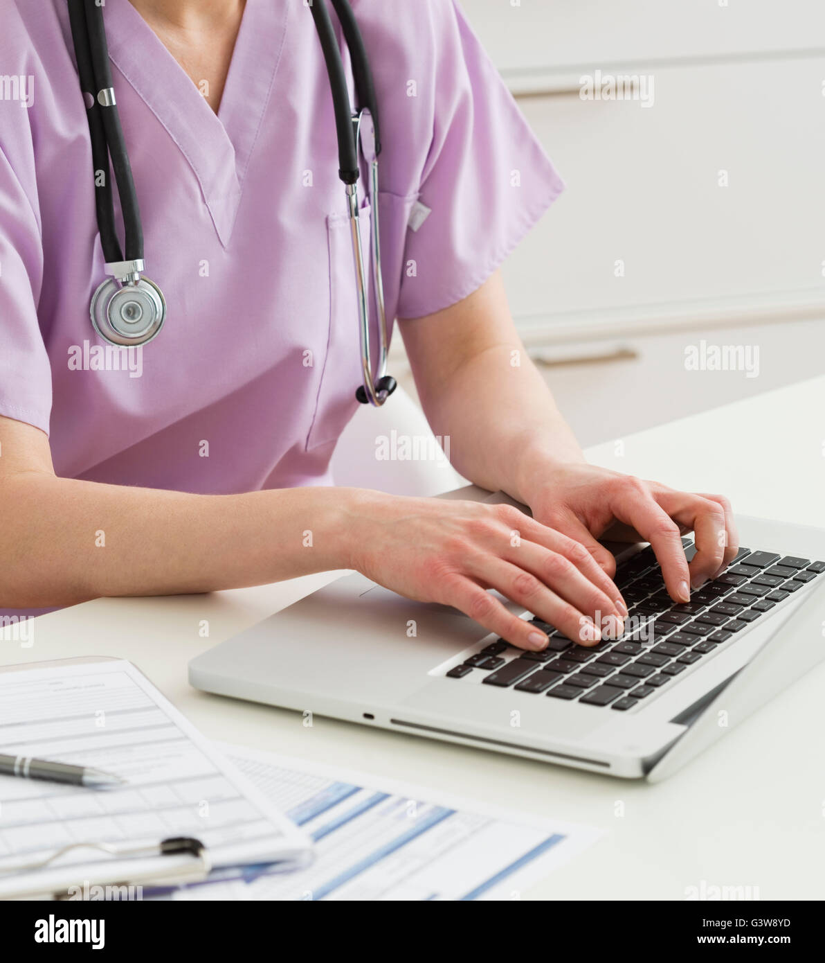 Female doctor laptop pc hi-res stock photography and images - Alamy