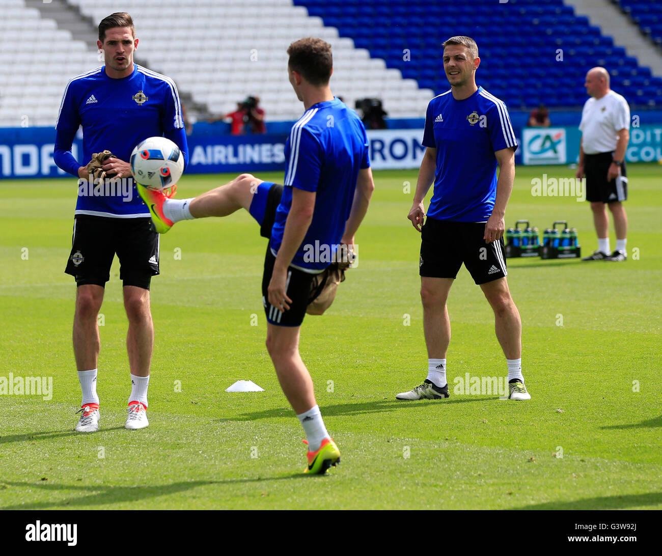 Northern Ireland's Kyle Lafferty (left) alongside Corry Evans (centre ...