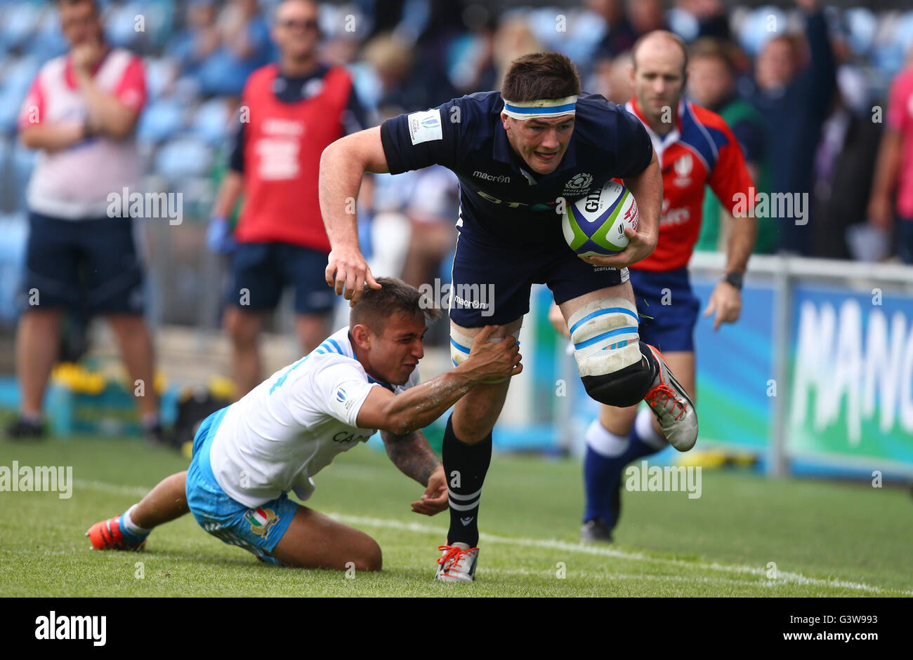 ScotlandÃ•s Ally Miller beats ItalyÃ•s Pierre Bruno to score a try ...