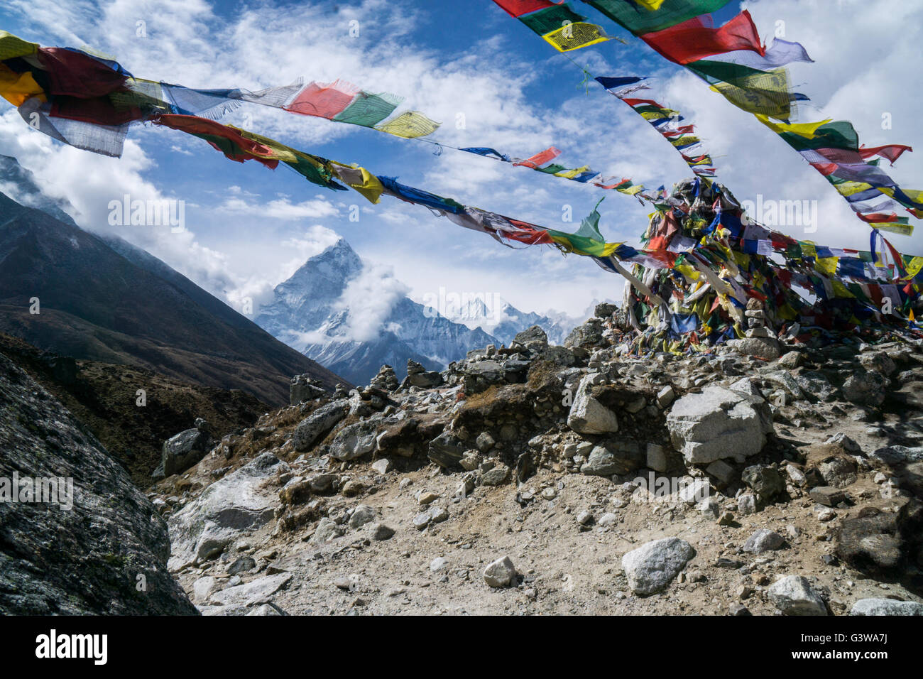 Himalayas prayer flags hi-res stock photography and images - Alamy