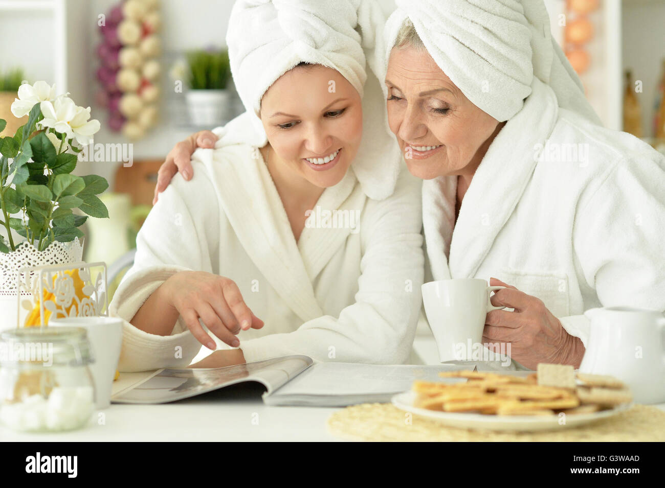 Senior woman daughter magazine hi-res stock photography and images - Alamy