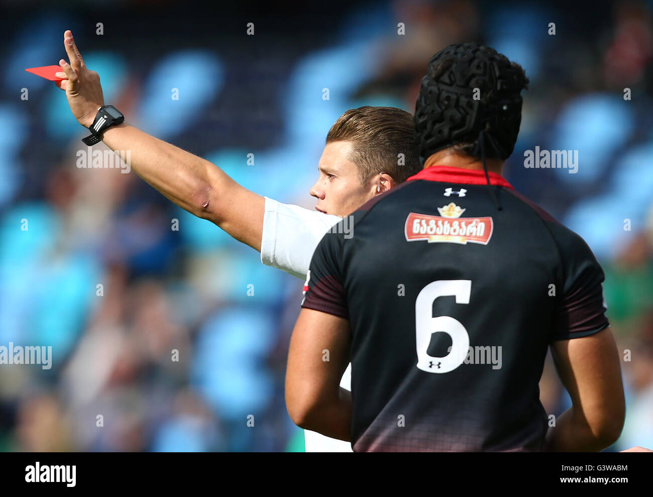 Craig evans referee hi-res stock photography and images - Alamy