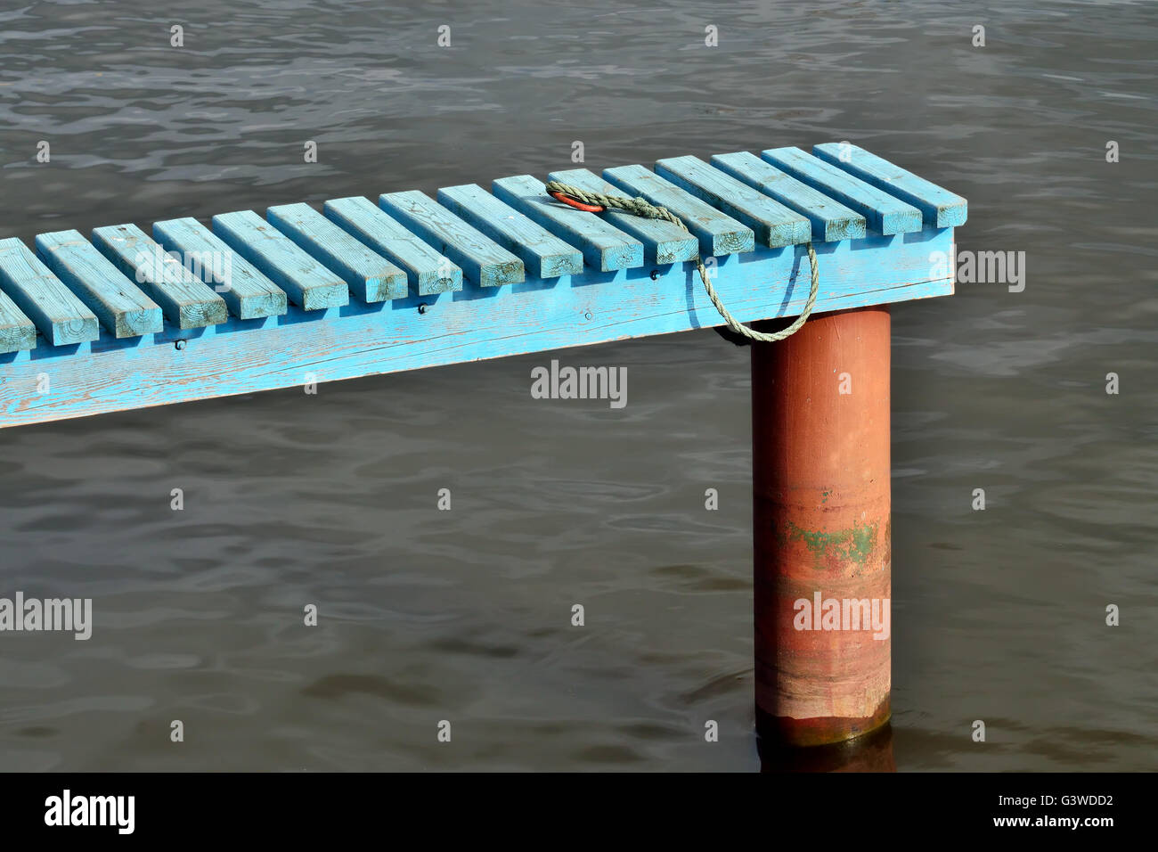 An empty wooden boat dock with mooring rope Stock Photo - Alamy