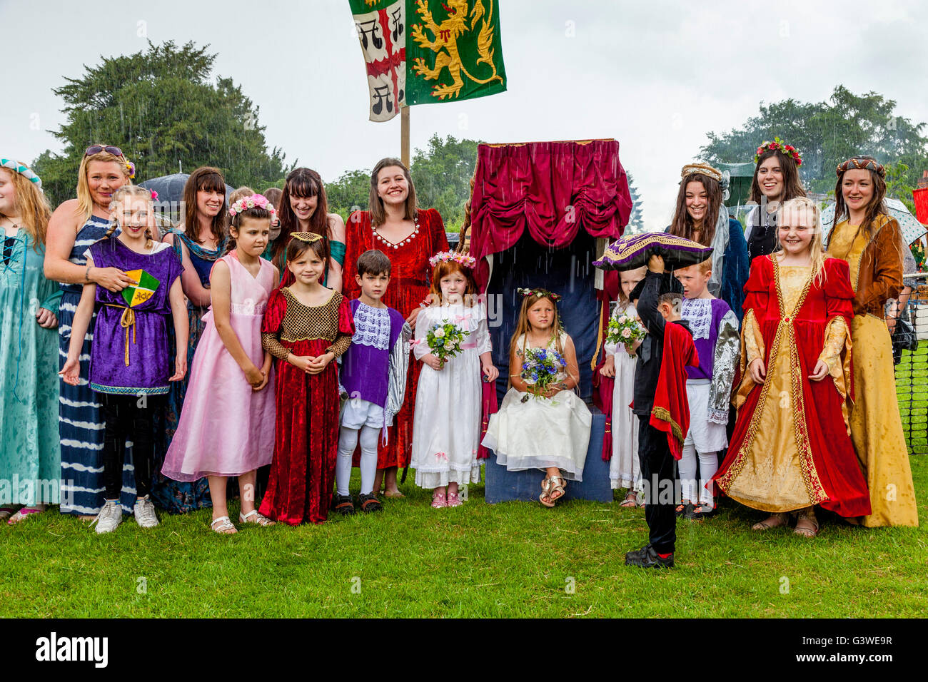 May queen crowning uk hi-res stock photography and images - Alamy