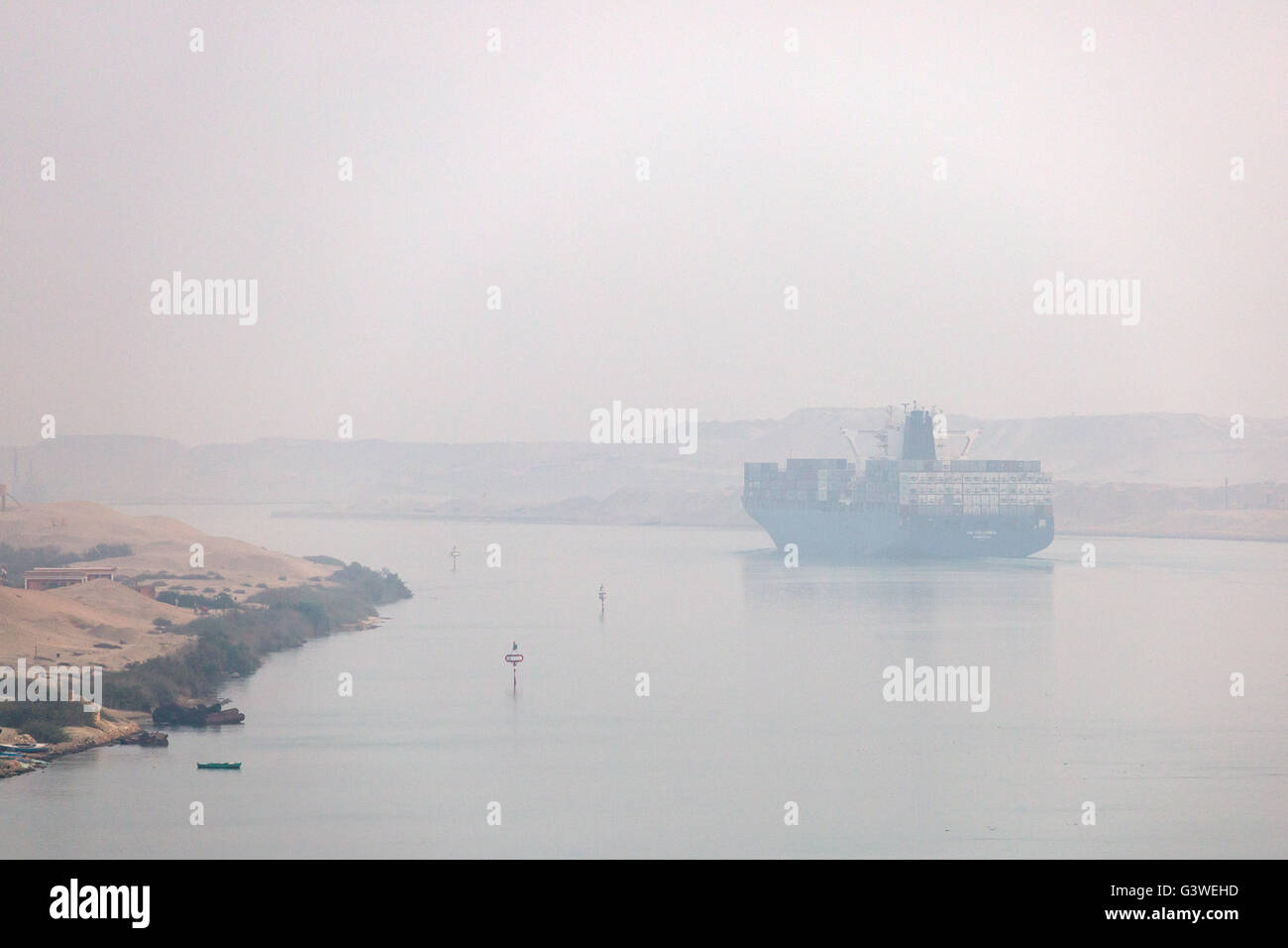 Suez canal ship hi-res stock photography and images - Alamy