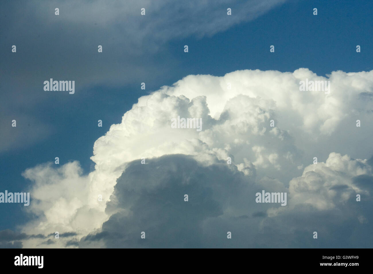 Floats cloud hi-res stock photography and images - Alamy