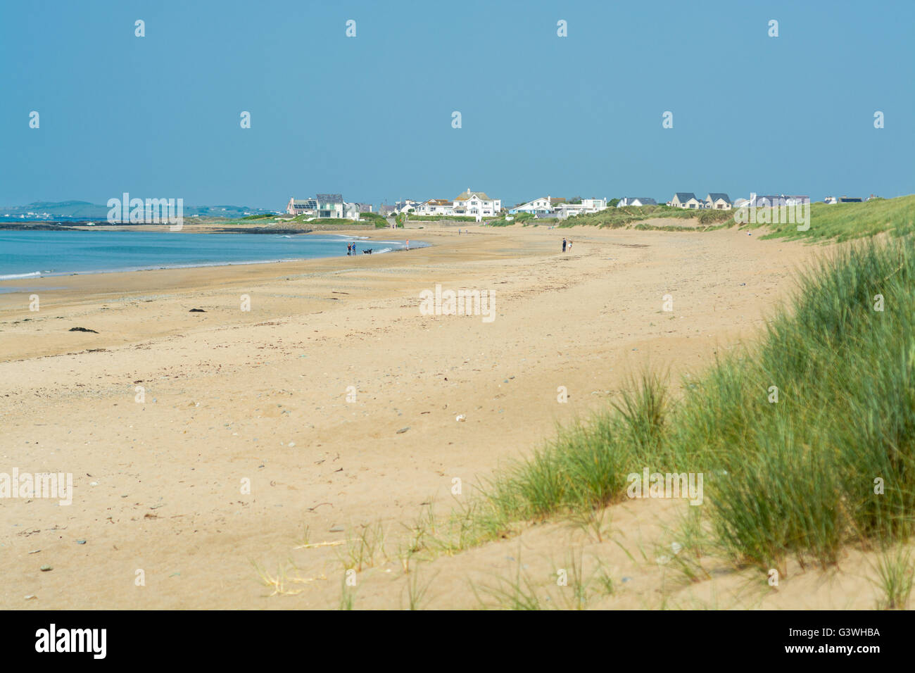 View of Broad Beach, Rhosneigr, Anglesey Stock Photo - Alamy