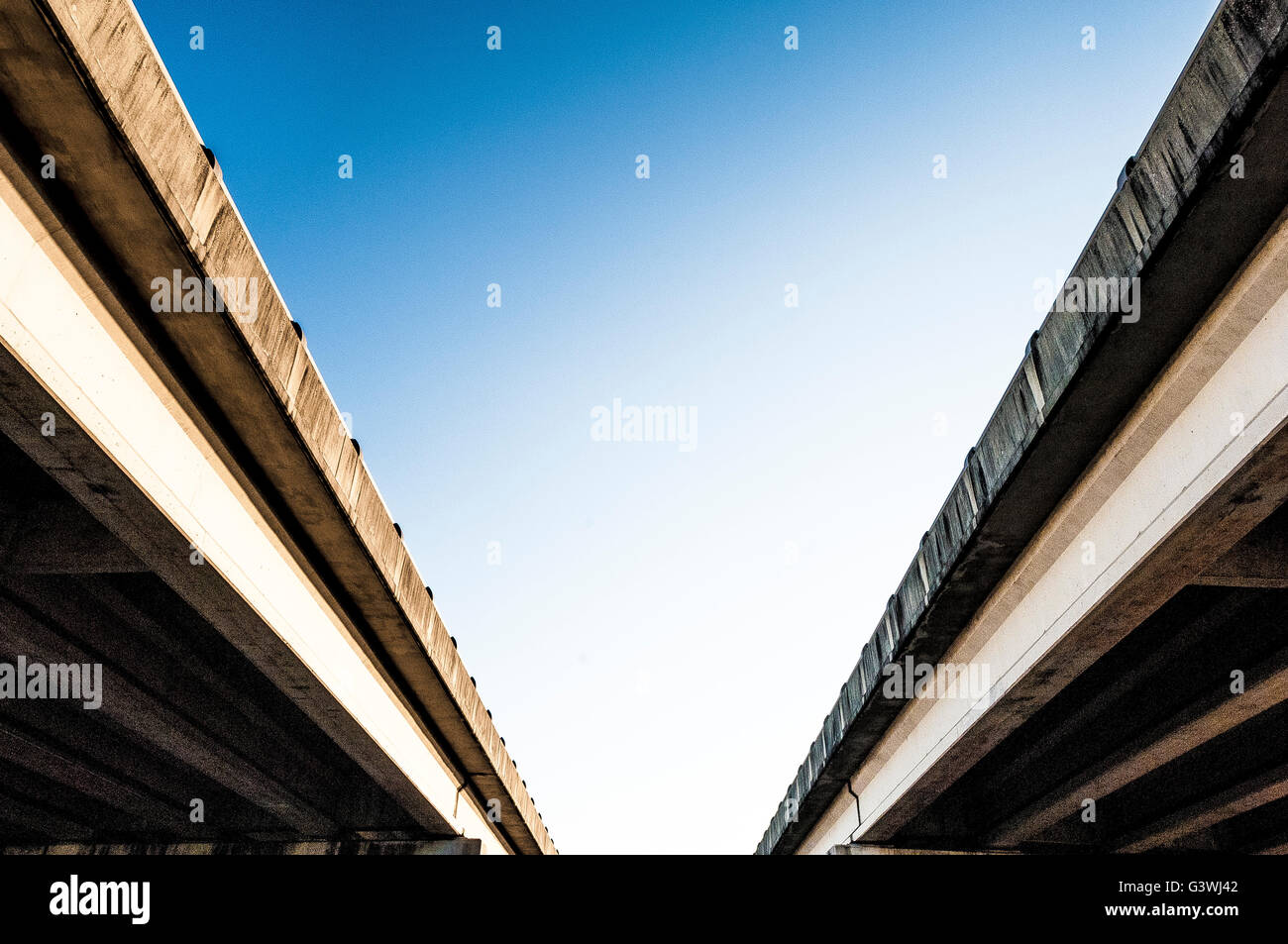 Converging diagonals hi-res stock photography and images - Alamy