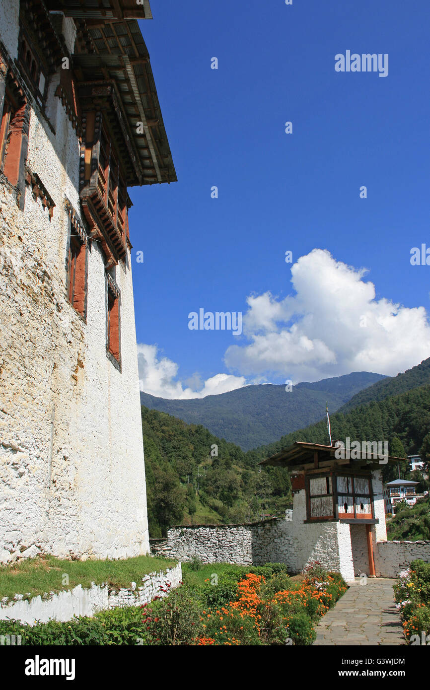 Garden in front of the Trongsa dzong in Trongsa (Bhutan Stock Photo - Alamy