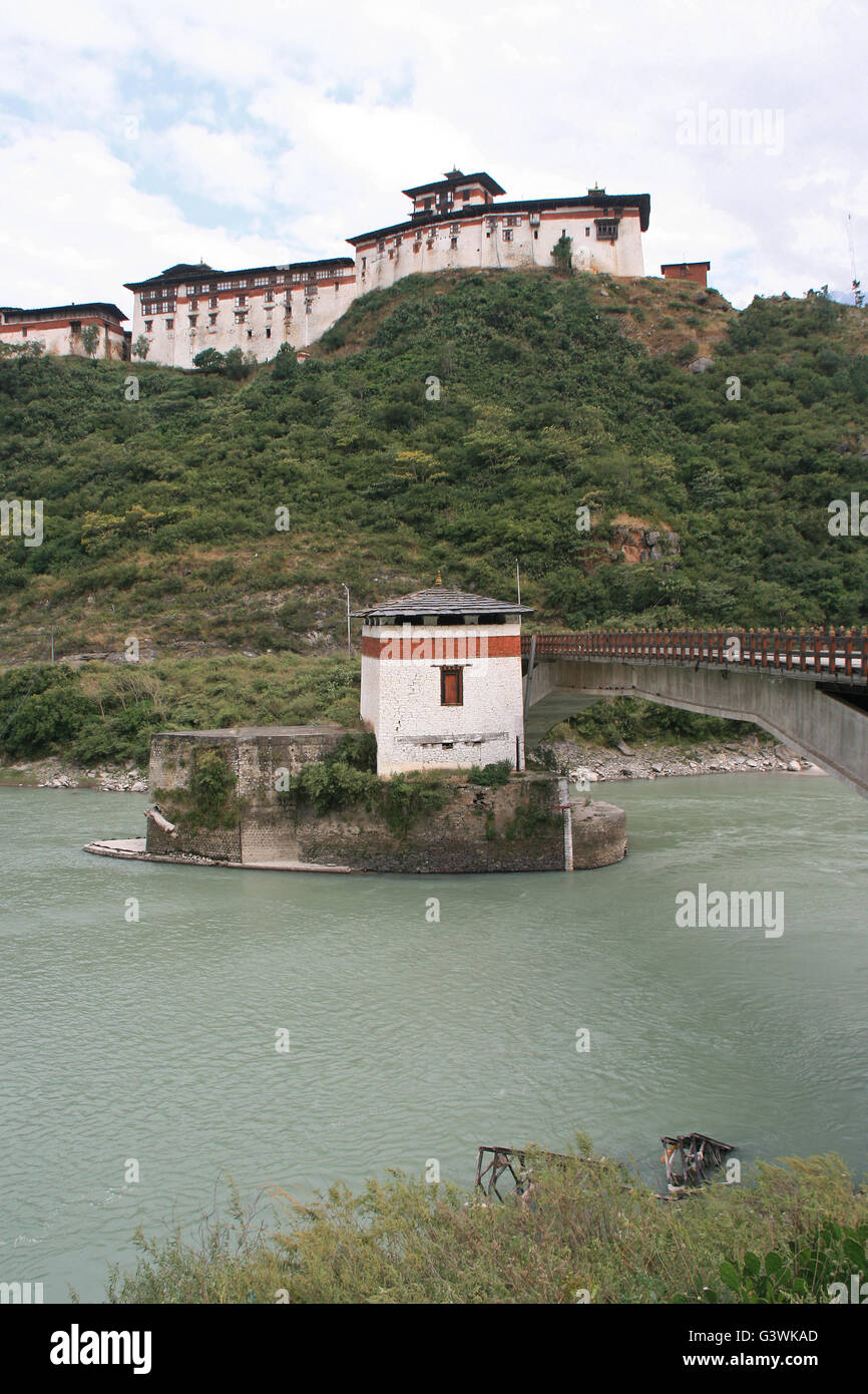 The Wangdue Phodrang Dzong and a bridge in Wangdue Phodrang (Bhutan ...