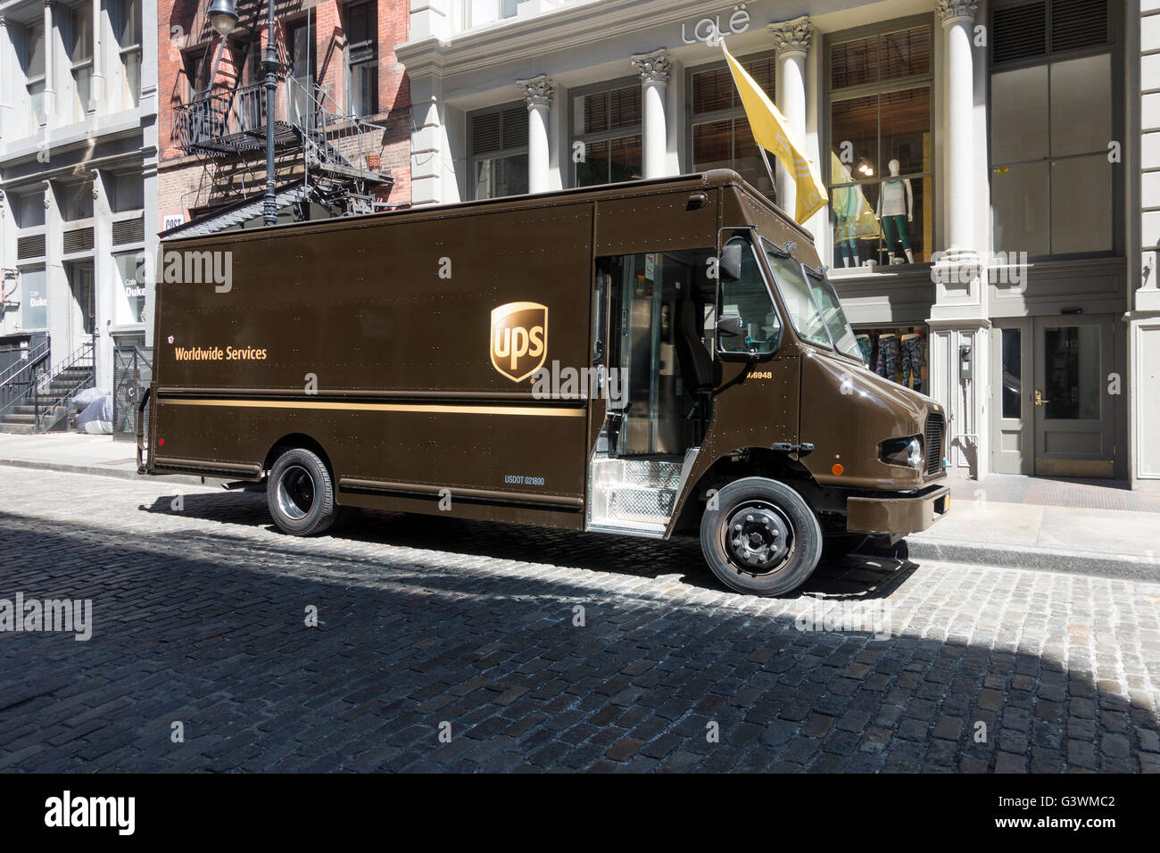 Ups parked truck hi-res stock photography and images - Alamy