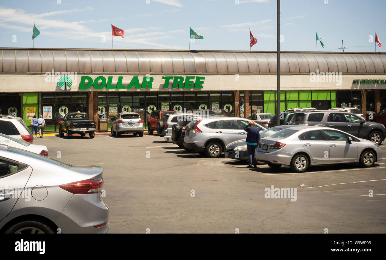 Dollar tree store new york hi-res stock photography and images - Alamy