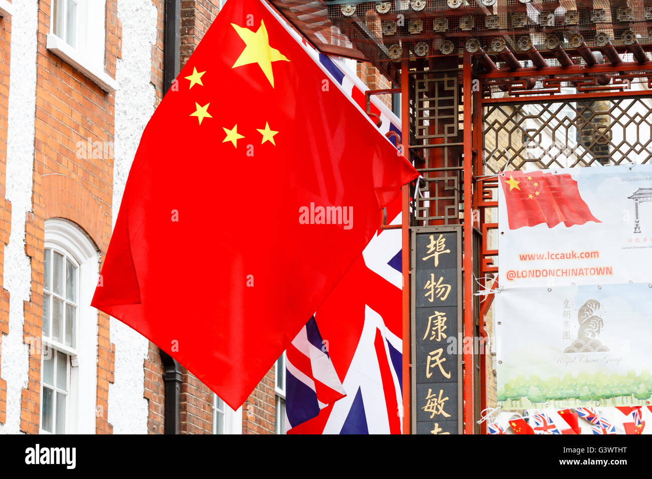 Chinese and uk flag hi-res stock photography and images - Alamy