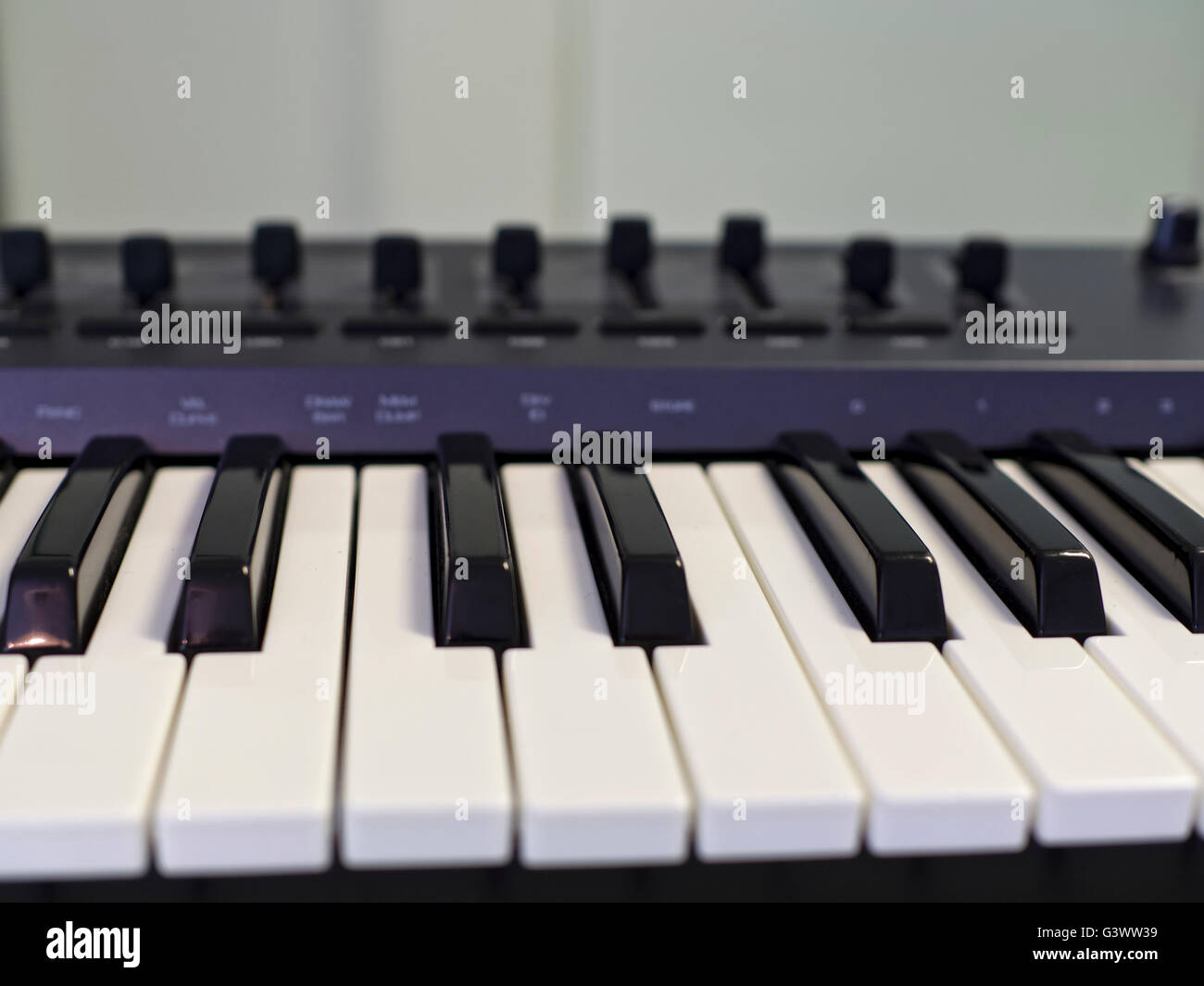 Synthesizer keyboard hi-res stock photography and images - Alamy