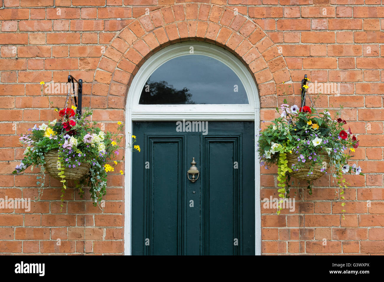 Cottages with hanging basket hi-res stock photography and images - Alamy