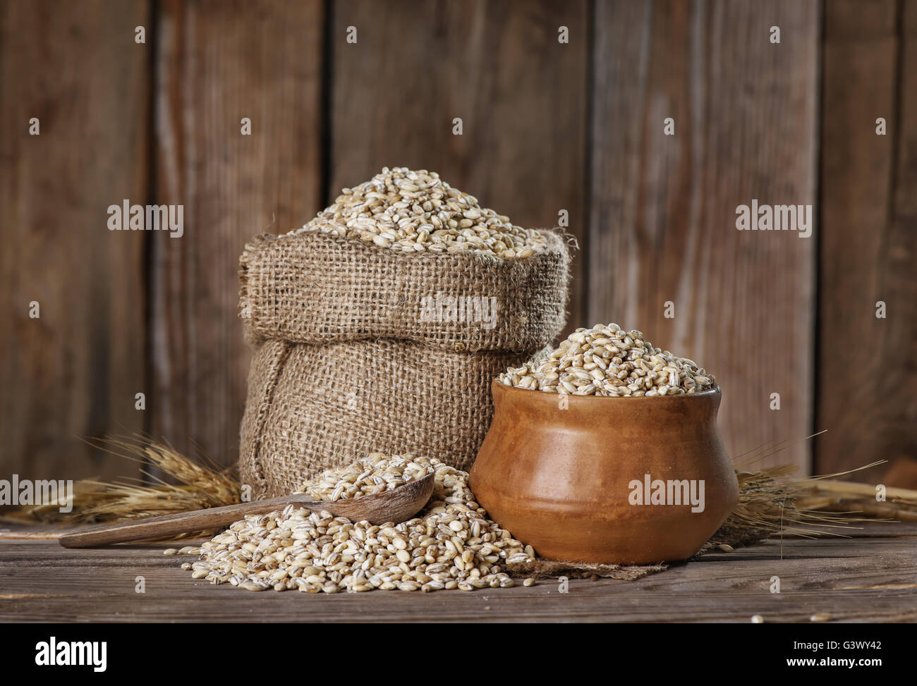 Whole grain barley hi-res stock photography and images - Alamy
