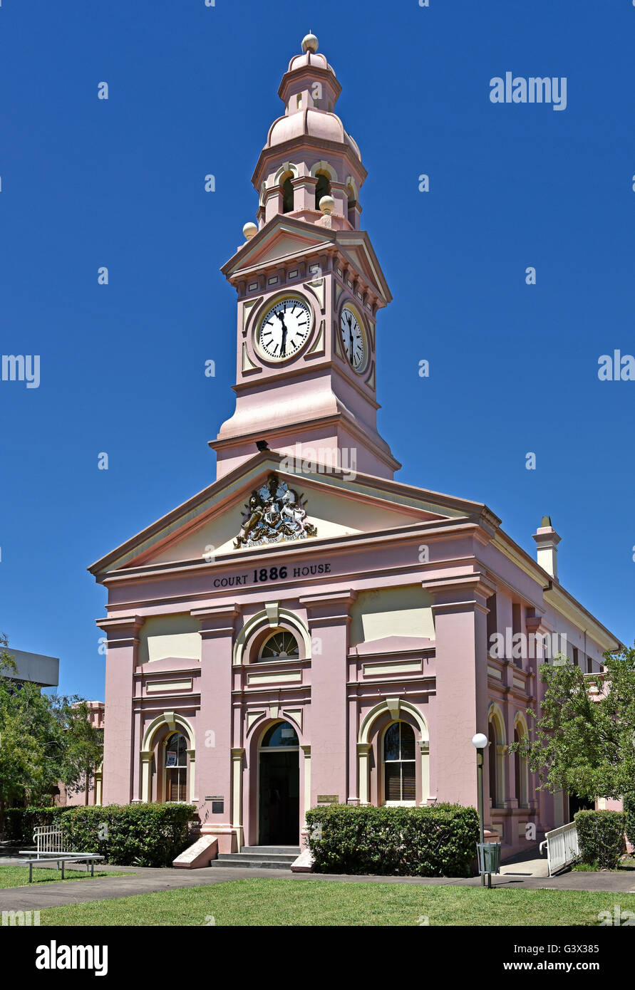 front elevation of the pink historic inverell court house Stock Photo ...