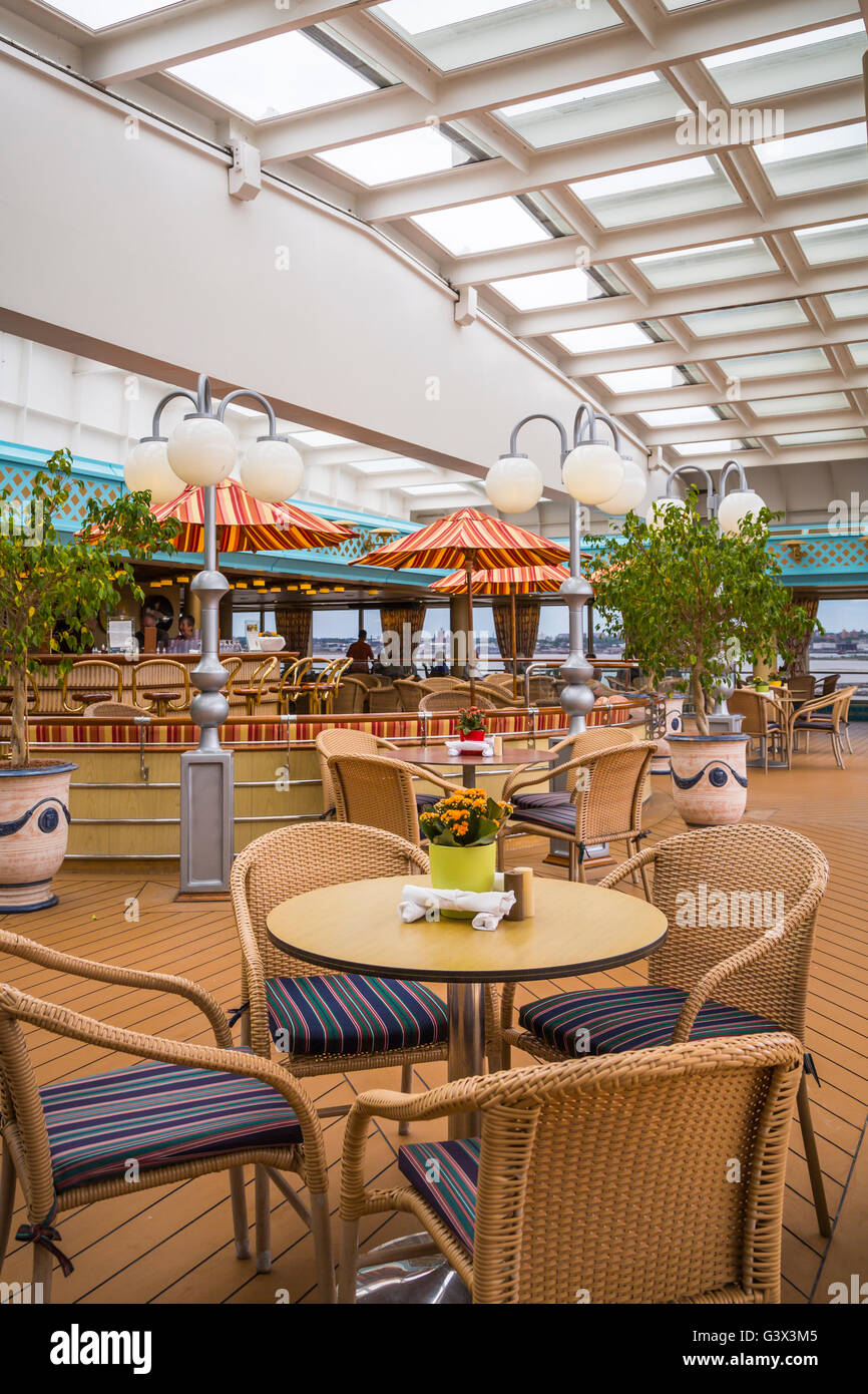 Cruise ship bar deck hi-res stock photography and images - Alamy