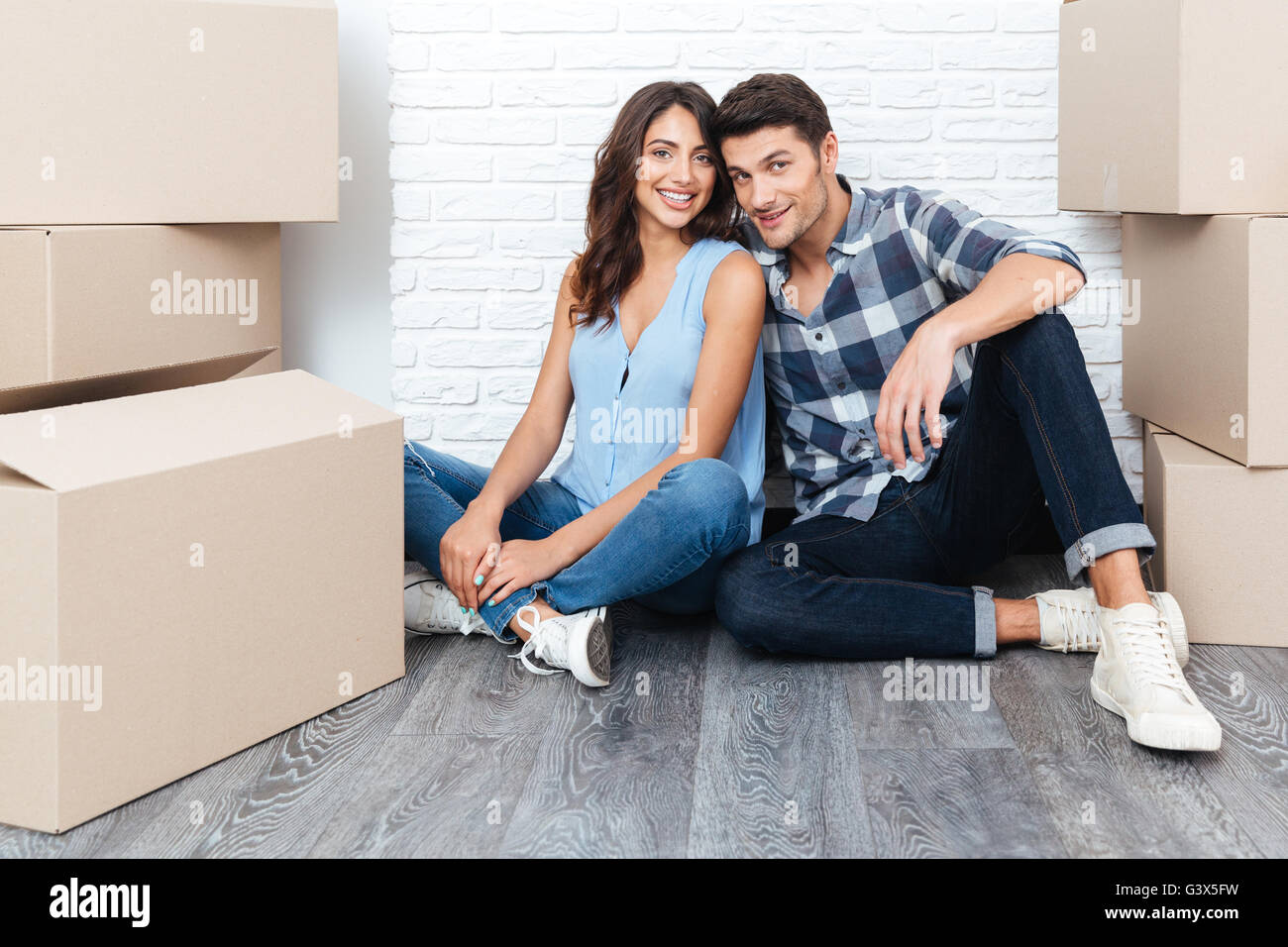 Happy young married couple moving in new house Stock Photo - Alamy