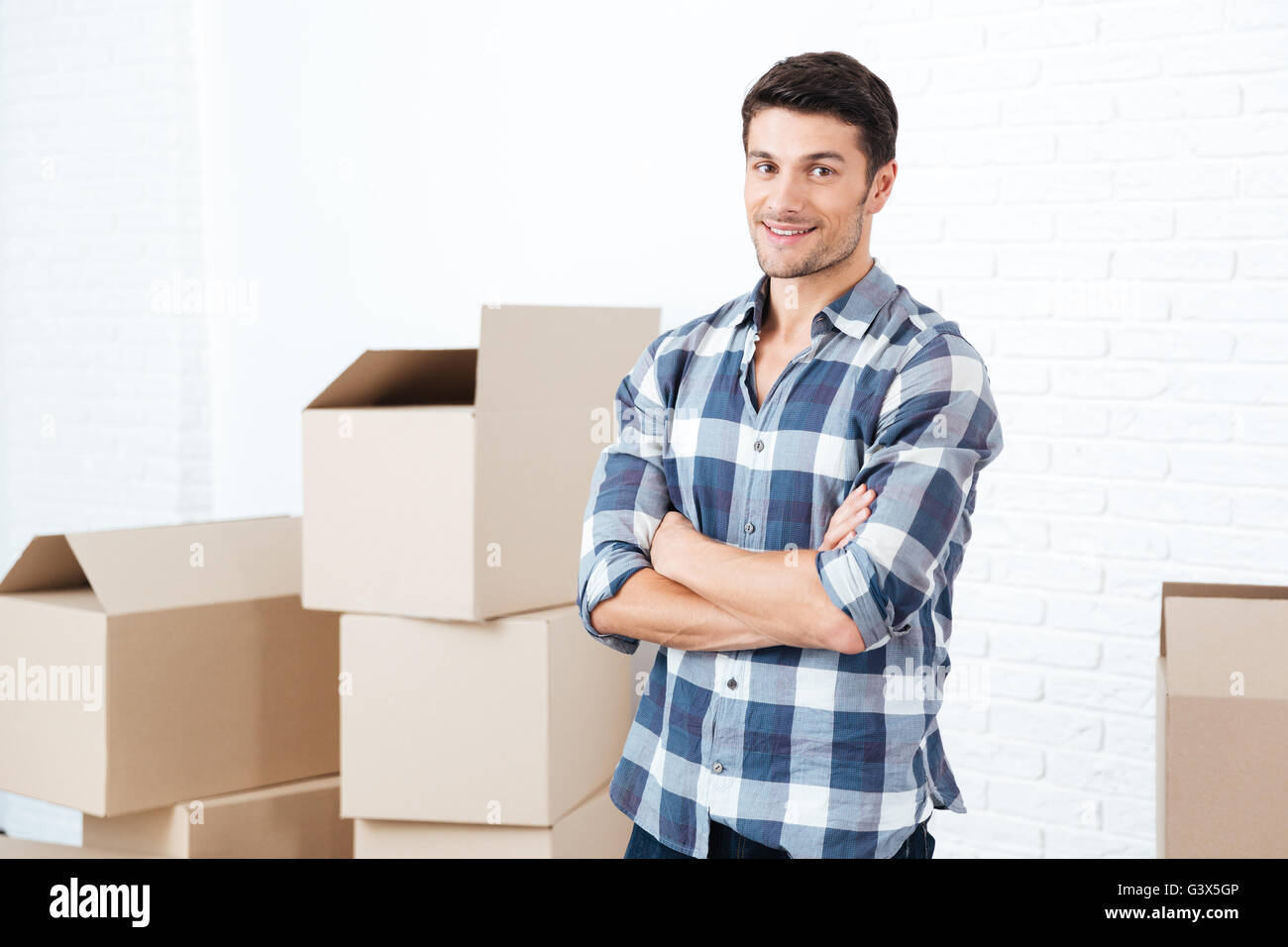 Man moving house heavy boxes hi-res stock photography and images - Alamy