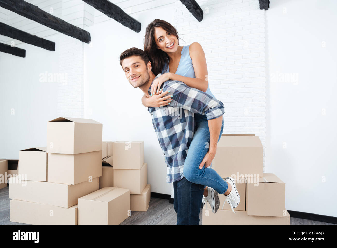 Young happy married couple moving in new house Stock Photo - Alamy