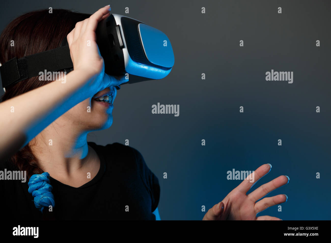 Girl using vr headset hi-res stock photography and images - Alamy