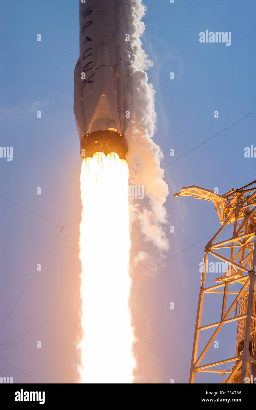 The SpaceX Falcon 9 reusable rocket lifts off carrying the ABS/Eutelsat ...