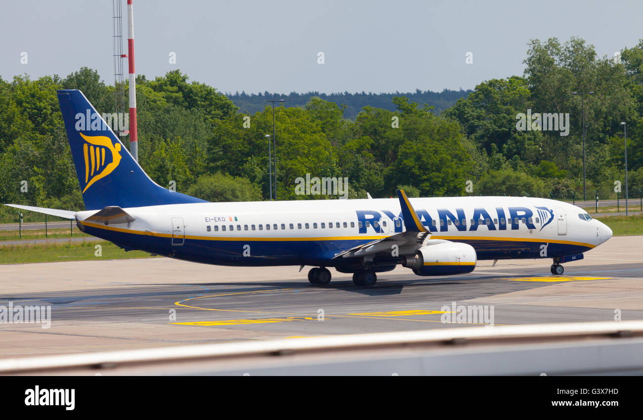 Cockpit ryanair hi-res stock photography and images - Alamy