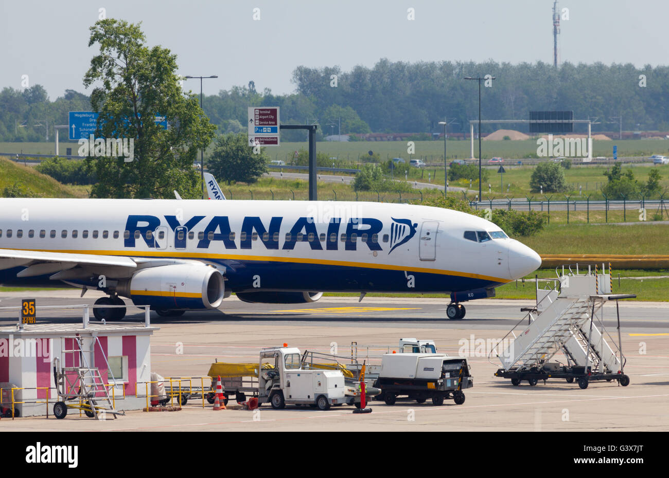 Cockpit ryanair hi-res stock photography and images - Alamy