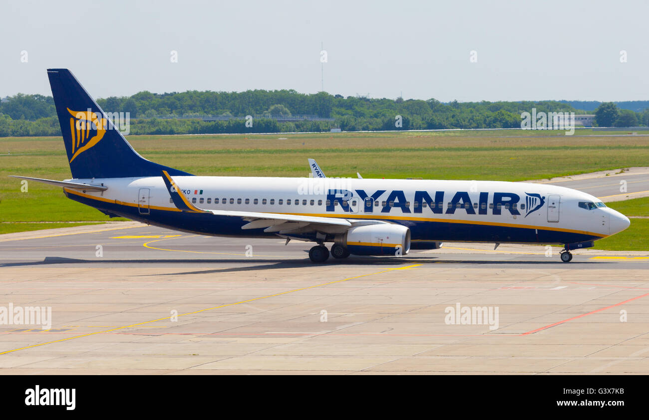 Cockpit ryanair hi-res stock photography and images - Alamy