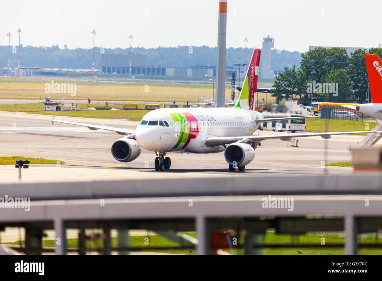 Airbus 319 jet hi-res stock photography and images - Alamy